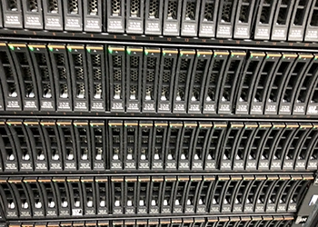 HPC-Cluster (High Performance Computing Cluster), verbundene Server für ...